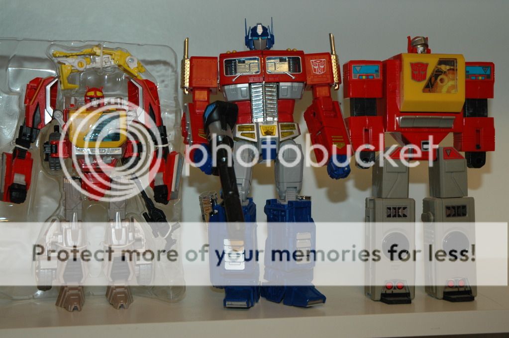 Comparison shots of FOC Blaster | TFW2005 - The 2005 Boards